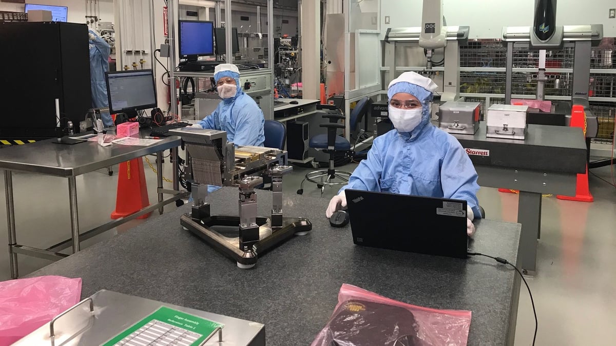 Inside the world of high-tech manufacturing - Stories | ASML