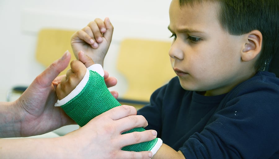 How parents should care for a child’s cast | Children's Wisconsin