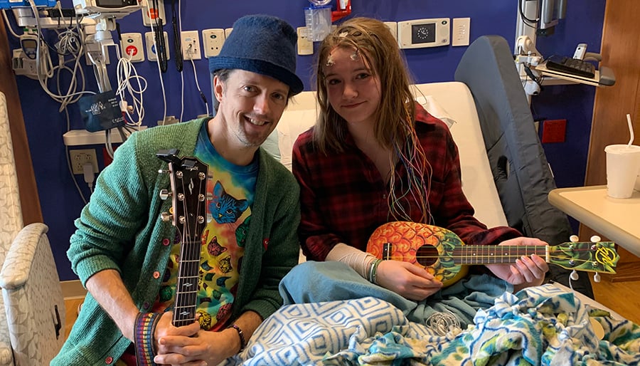 Jason Mraz sings to patients at Children's Wisconsin | Children's Wisconsin