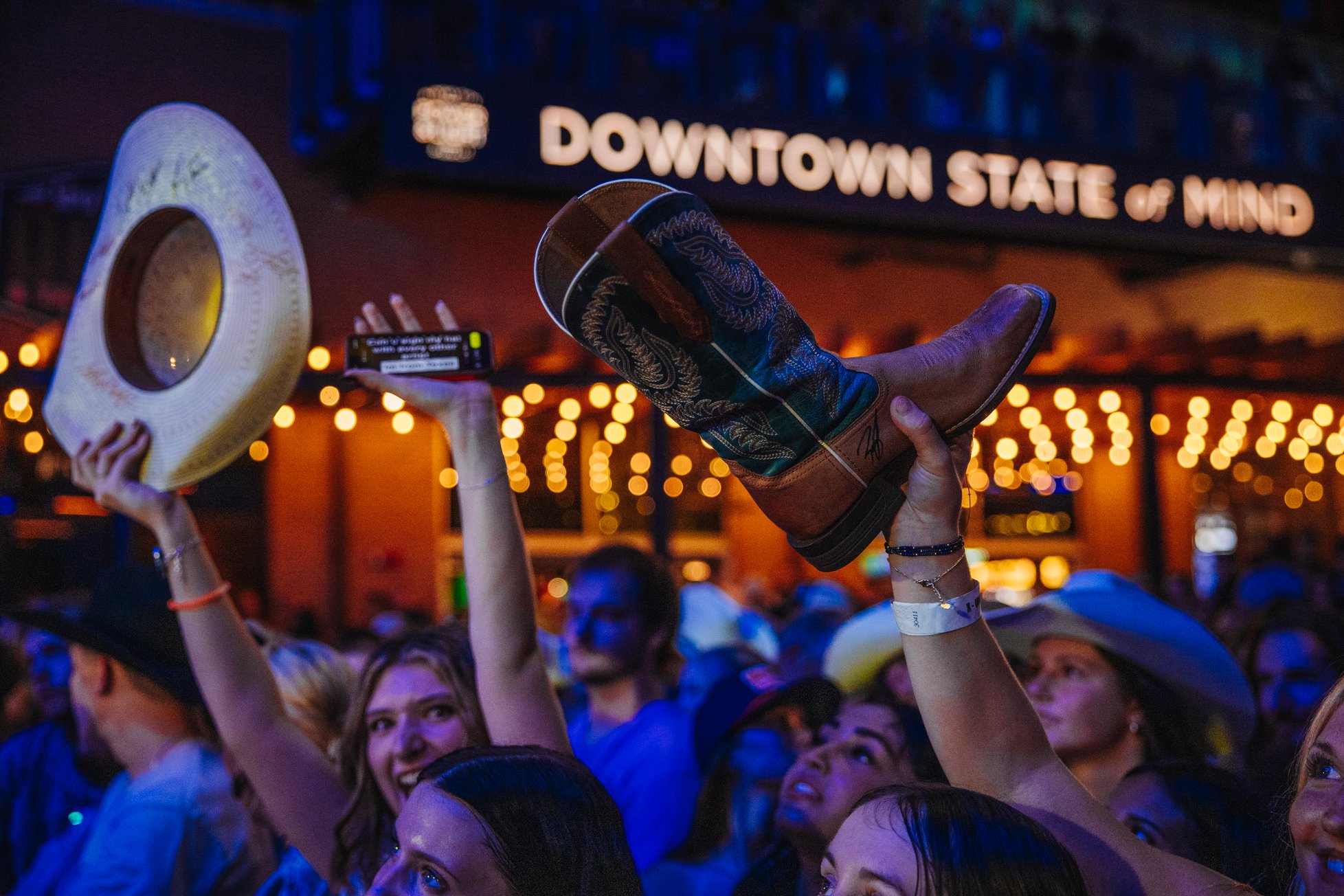 COORS LIGHT HOT COUNTRY NIGHTS