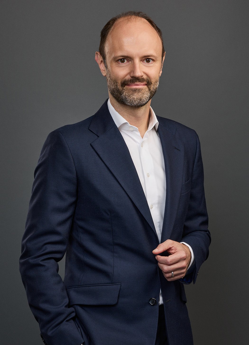 Oliver Crowley | DLA Piper