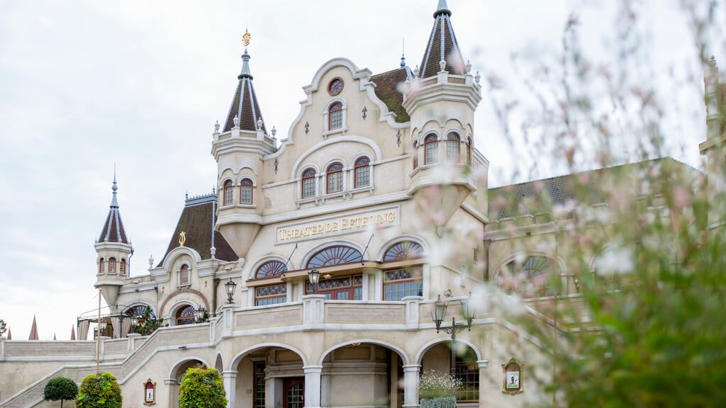 Visit Efteling theatre show CARO during your stay