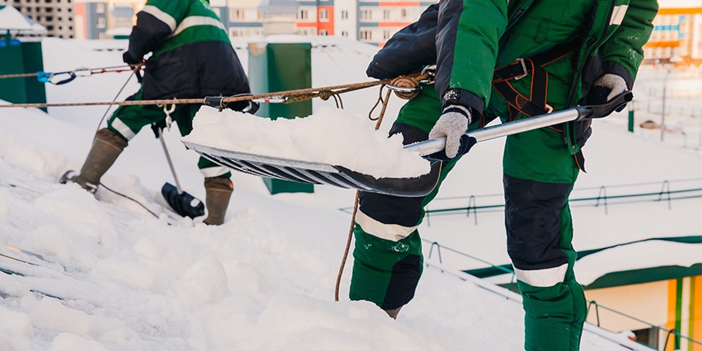 Clear heavy snow off your roof quickly and safely | Zurich Insurance